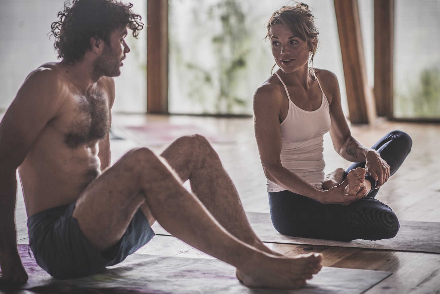 Joga dla par – sprawdź pozycje jogi idealne dla dwóch osób